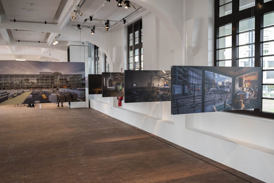 Vodstvo po fotografski razstavi o nastanku Centra Rog