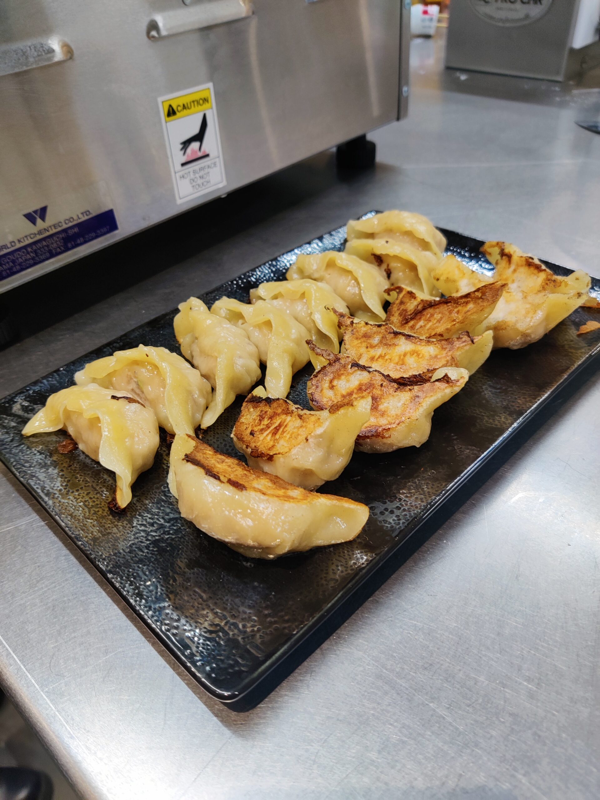 Making gyoza in a restaurant : Man VS Machine